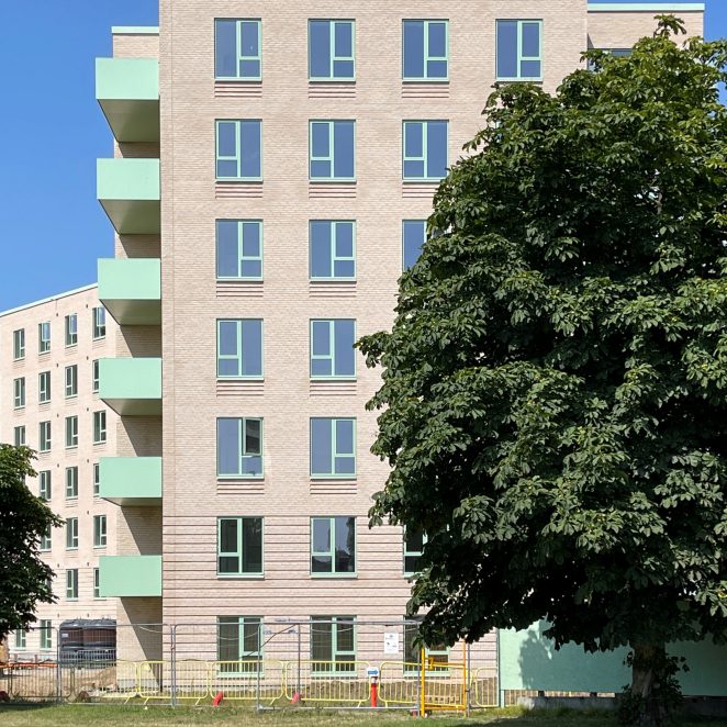 Kløverhaven opnår elegant facadeudtryk med lys mursten og relief