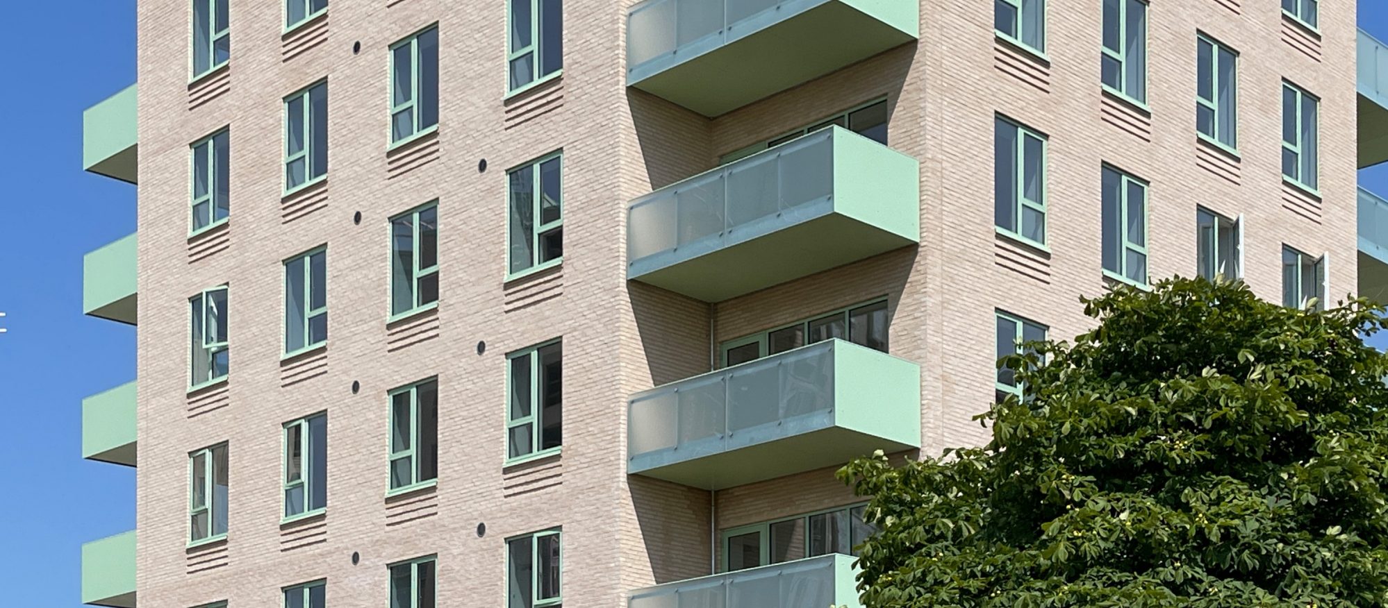 Kløverhaven opnår elegant facadeudtryk med lys mursten og relief