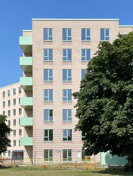 Kløverhaven opnår elegant facadeudtryk med lys mursten og relief