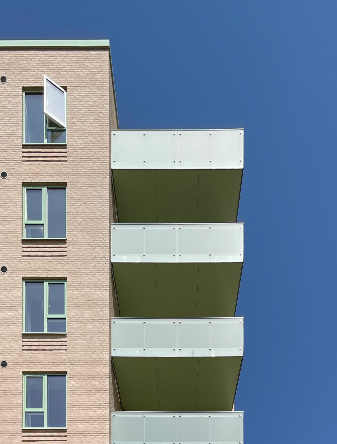 Kløverhaven opnår elegant facadeudtryk med lys mursten og relief