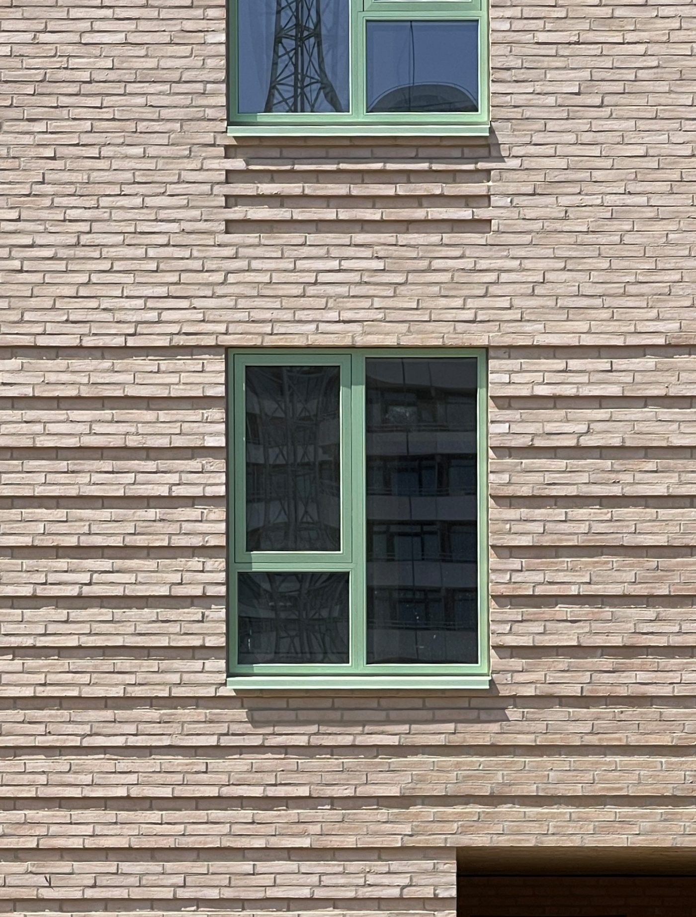 Kløverhaven opnår elegant facadeudtryk med lys mursten og relief