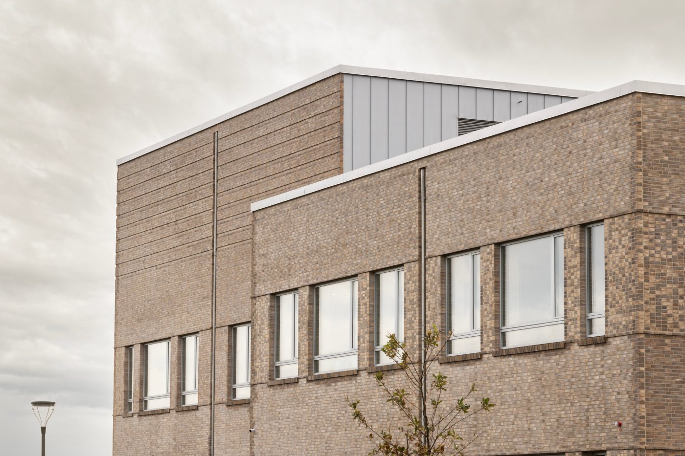 Lyse tegl spejler naturen og giver stoflighed til Skolecenter Jetsmark