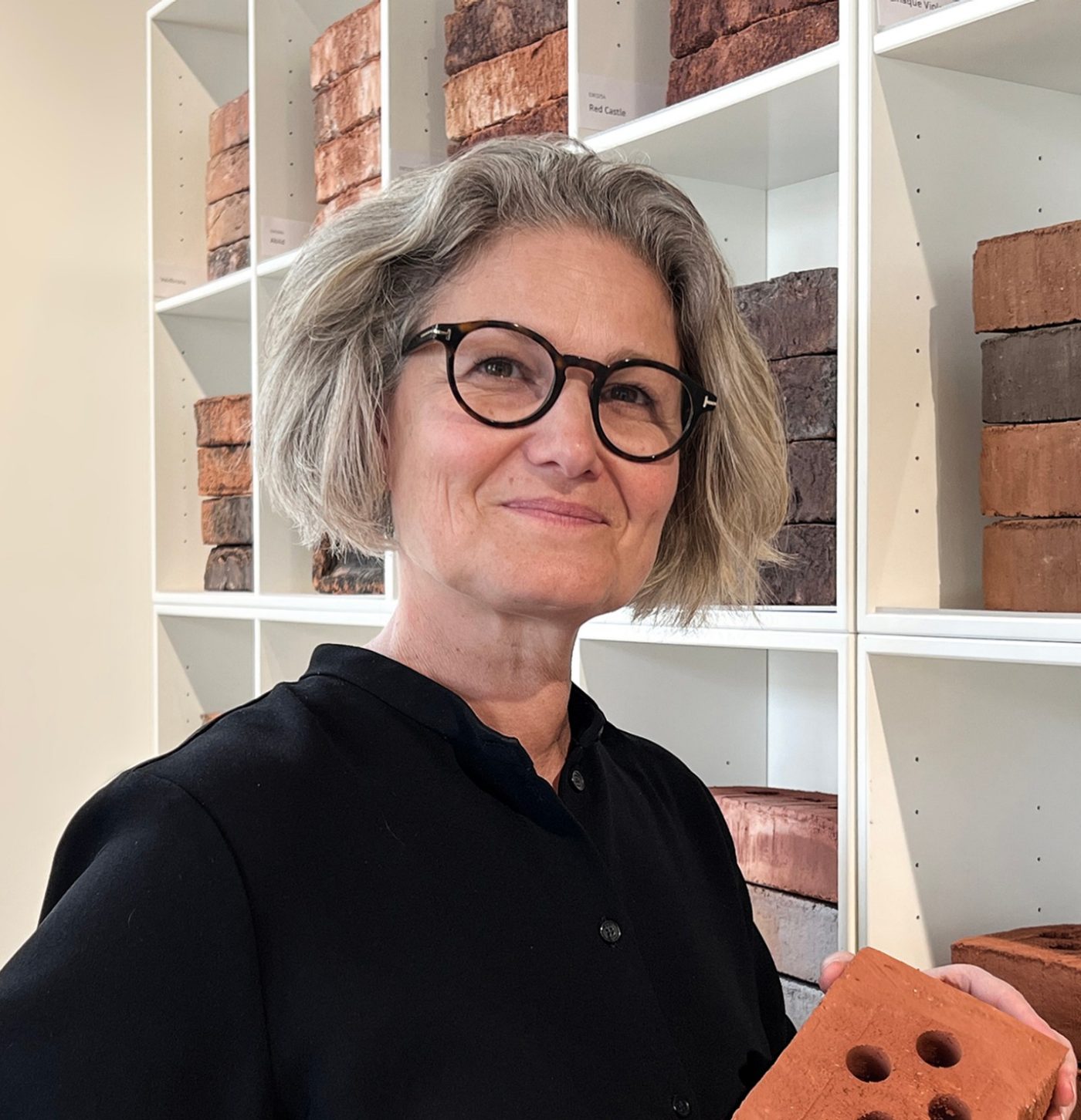 Rød og gul mursten til nybyggeri i ældre urban kontekst