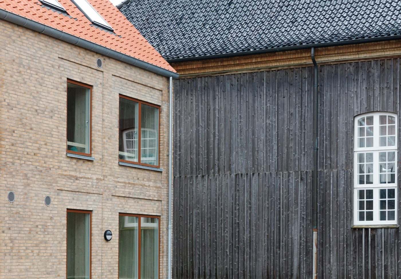 Rød og gul mursten til nybyggeri i ældre urban kontekst