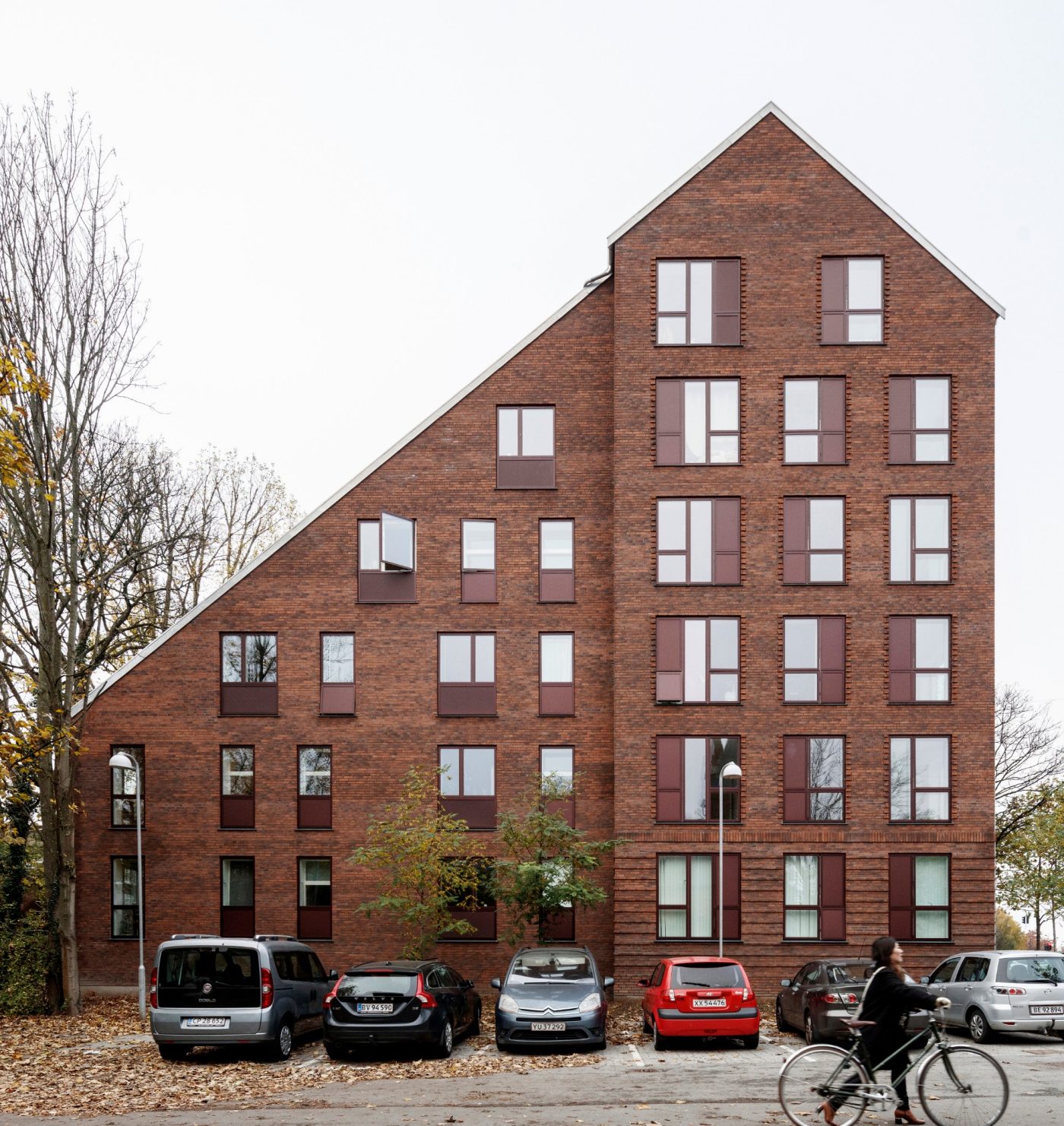 Rød og gul mursten til nybyggeri i ældre urban kontekst