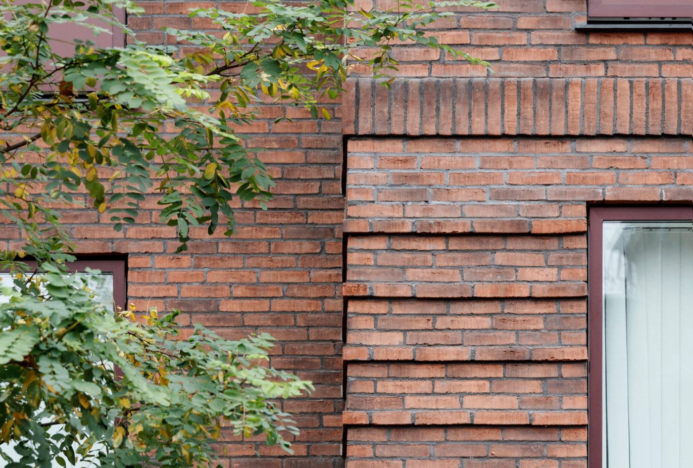 Rød og gul mursten til nybyggeri i ældre urban kontekst