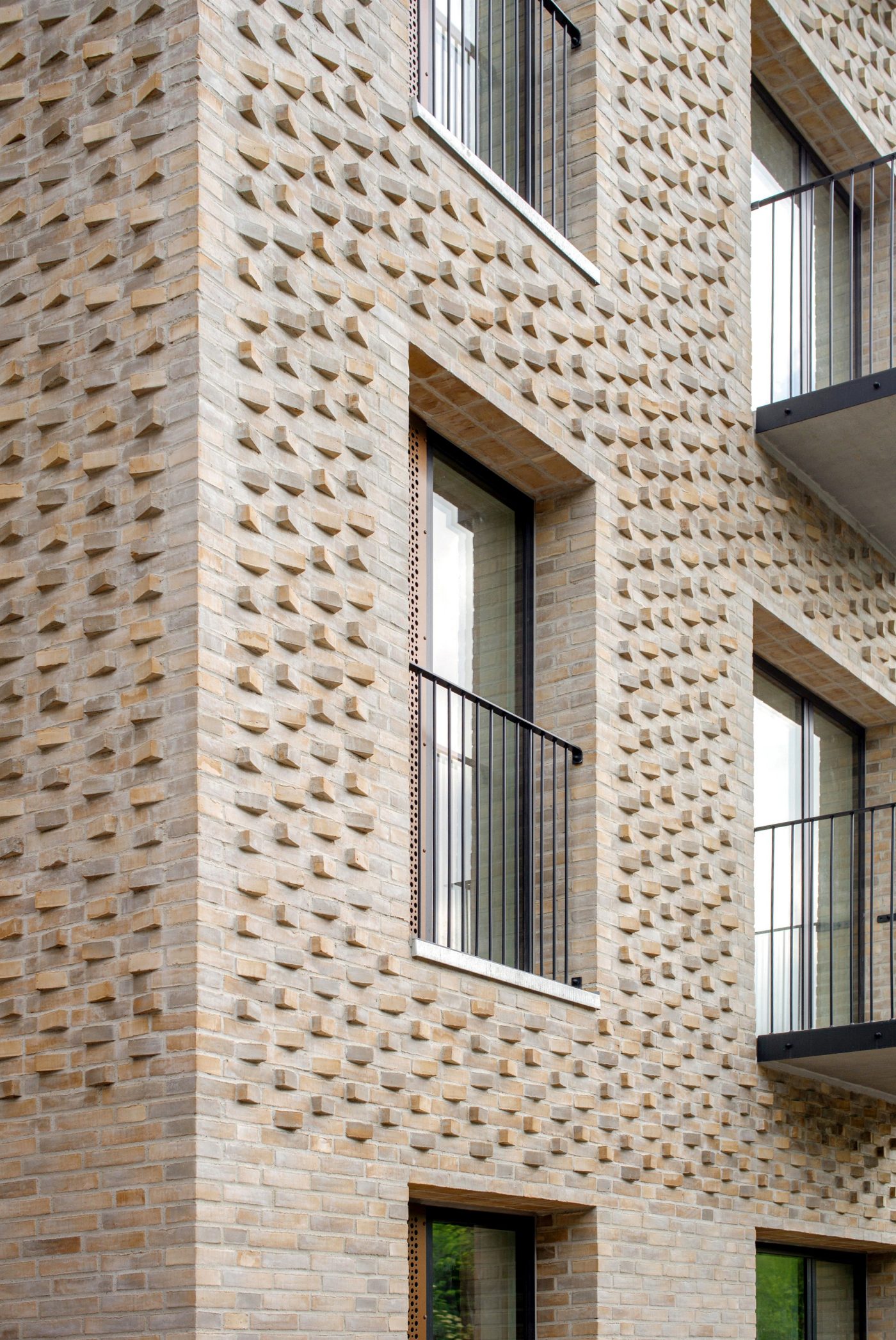 Savtænder pryder murstensejendom i Smilets By