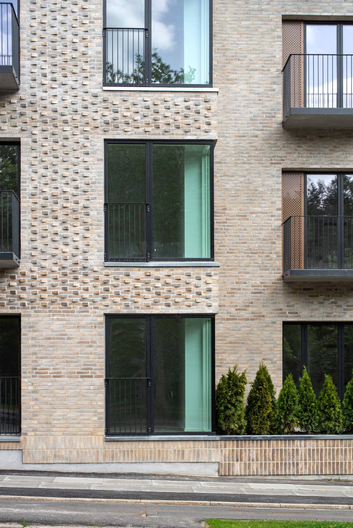 Savtænder pryder murstensejendom i Smilets By